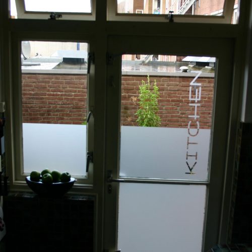 Wil je ook een raamfolie met naam of huisnummer? | Creatieve Styling